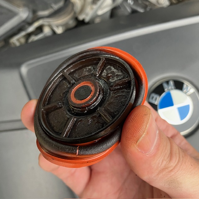 PCVバルブ交換 BMW E90 LCI 320i│めんてや for BMW